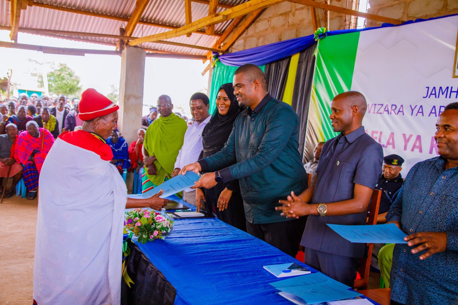 MASHAMBA NA MAKAZI YAPO YA KUTOSHA MSOMERA, WANANCHI WAPOKEA HATI ZA ...