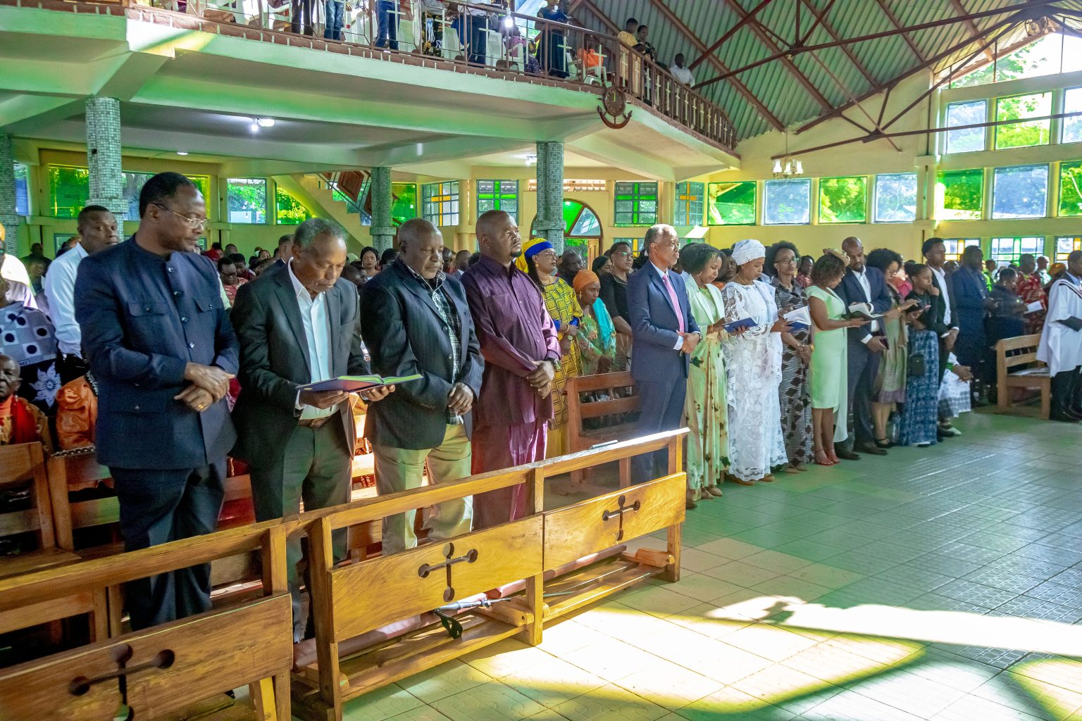 WAZIRI SIMBACHAWENE ASHIRIKI IBADA YA SHUKRANI YA ALIYEKUWA WAZIRI MKUU ...