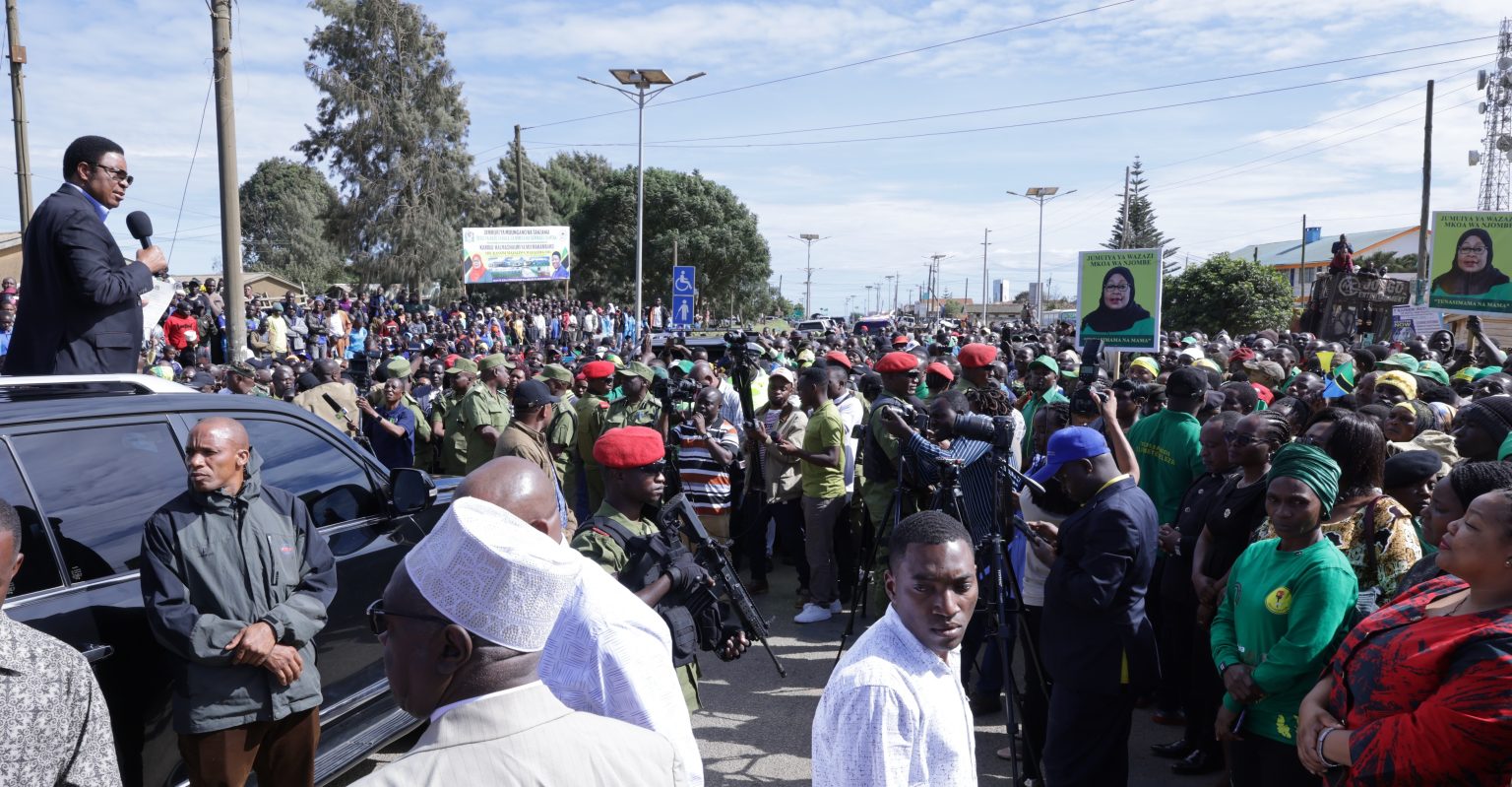 WAZIRI MKUU AWASALIMIA WANANCHI WA MAKAMBAKO - Mzalendo