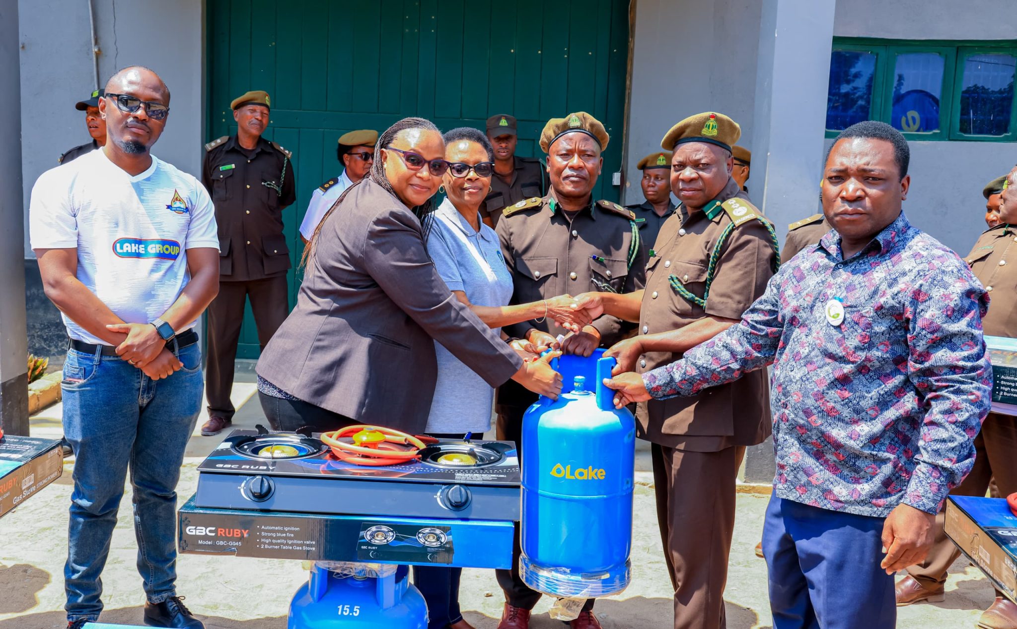 WATUMISHI MAGEREZA SINGIDA WAPEWA MITUGI YA GESI,WAAHIDI KUUNGA MKONO ...