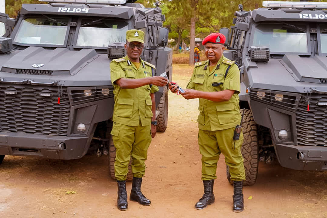 POLISI SONGWE YAPEWA MAGARI MAWILI YA KISASA KUIMARISHA ULINZI NA ...
