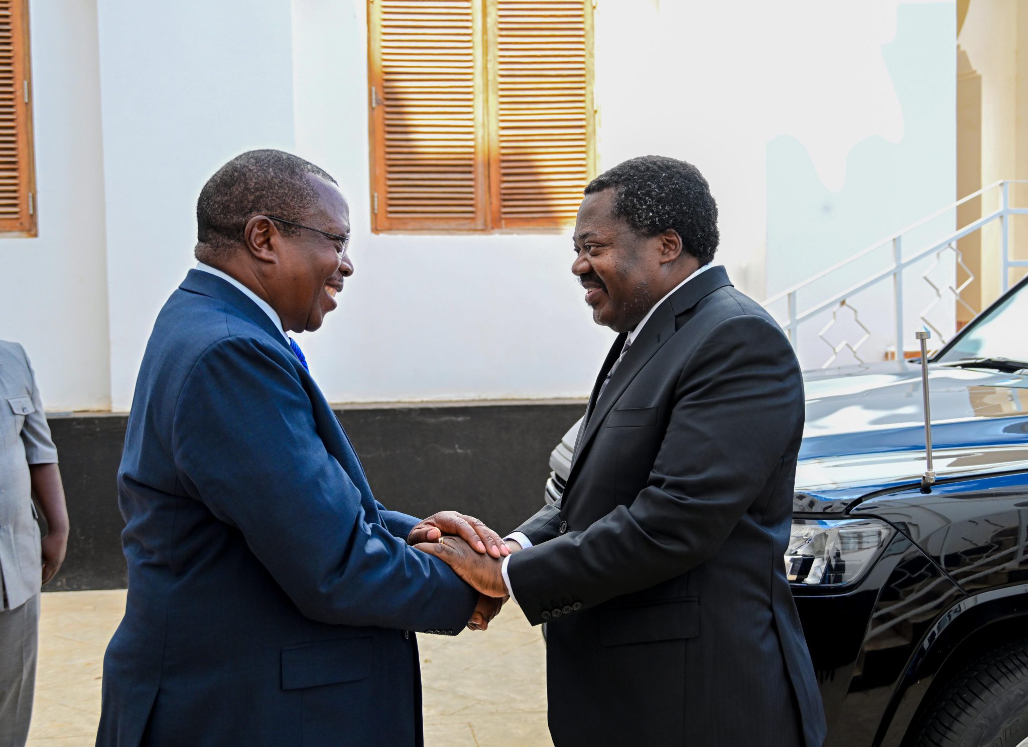 DKT.NCHIMBI AMSHUKURU DKT.MPANGO KWA MCHANGO WAKE KATIKA AWAMU YA SITA ...
