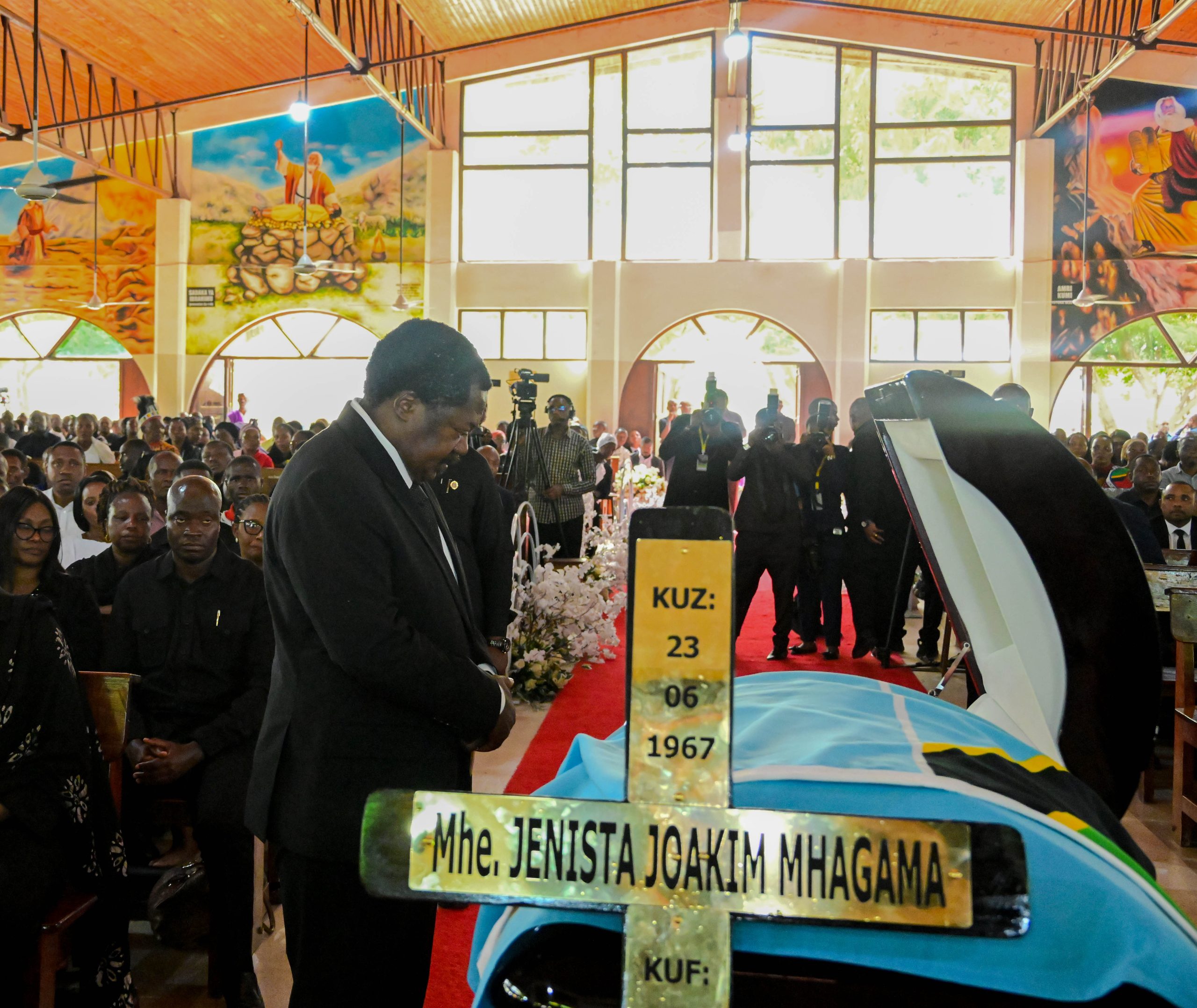 MAKAMU WA RAIS AKITOA HESHIMA ZA MWISHO WAKATI WA KUAGA MWILI WA ...