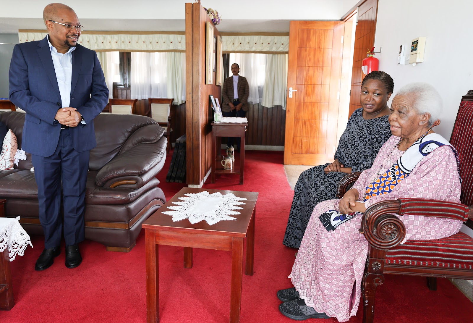 WAZIRI KIKWETE AMTEMBELEA MAMA MARIA NYERERE NA MAMA ANNA MKAPA - Mzalendo