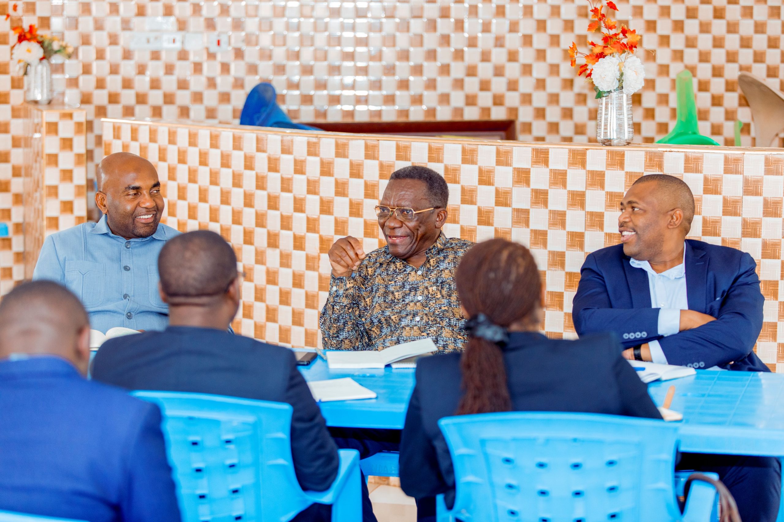 WAZIRI MASAUNI AMTEMBELEA WAZIRI MKUU MSTAAFU MIZENGO PINDA NYUMBANI ...